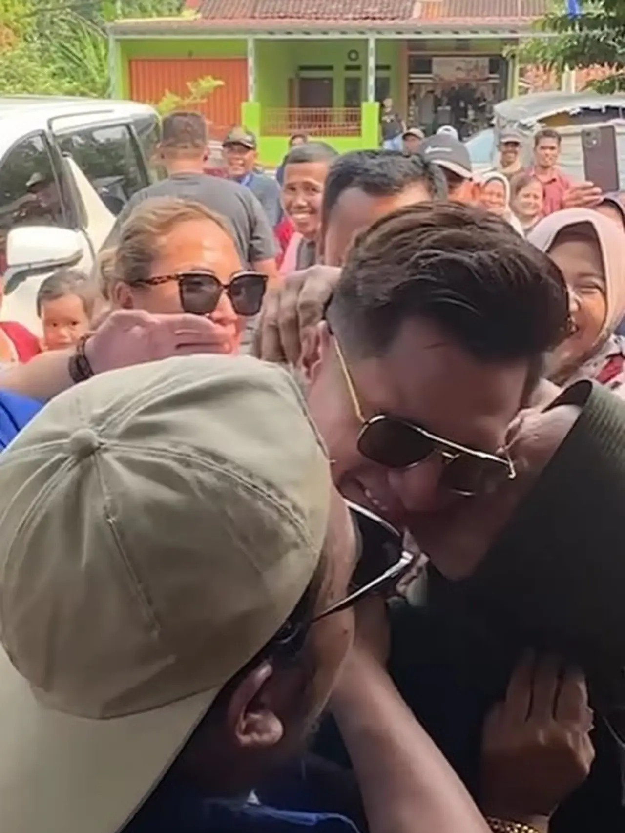 Potret Verrel Bramasta Ketemu Warga, Dielus Dicubit dan tak Boleh Pulang