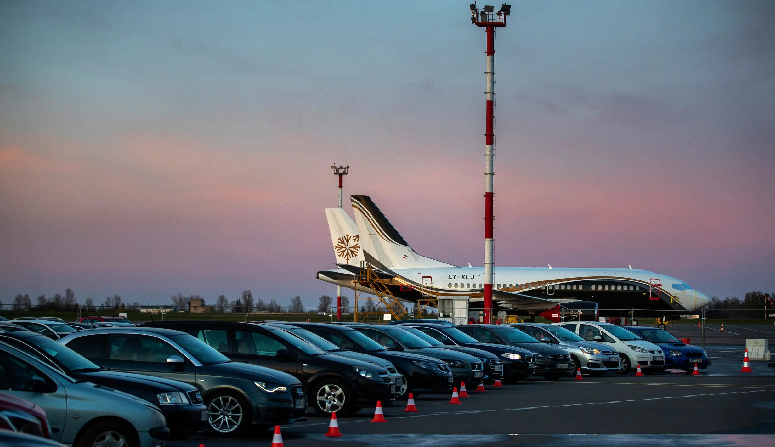 FOTO: Pemandangan Apron Bandara yang Jadi Bioskop Drive-In - Foto ...