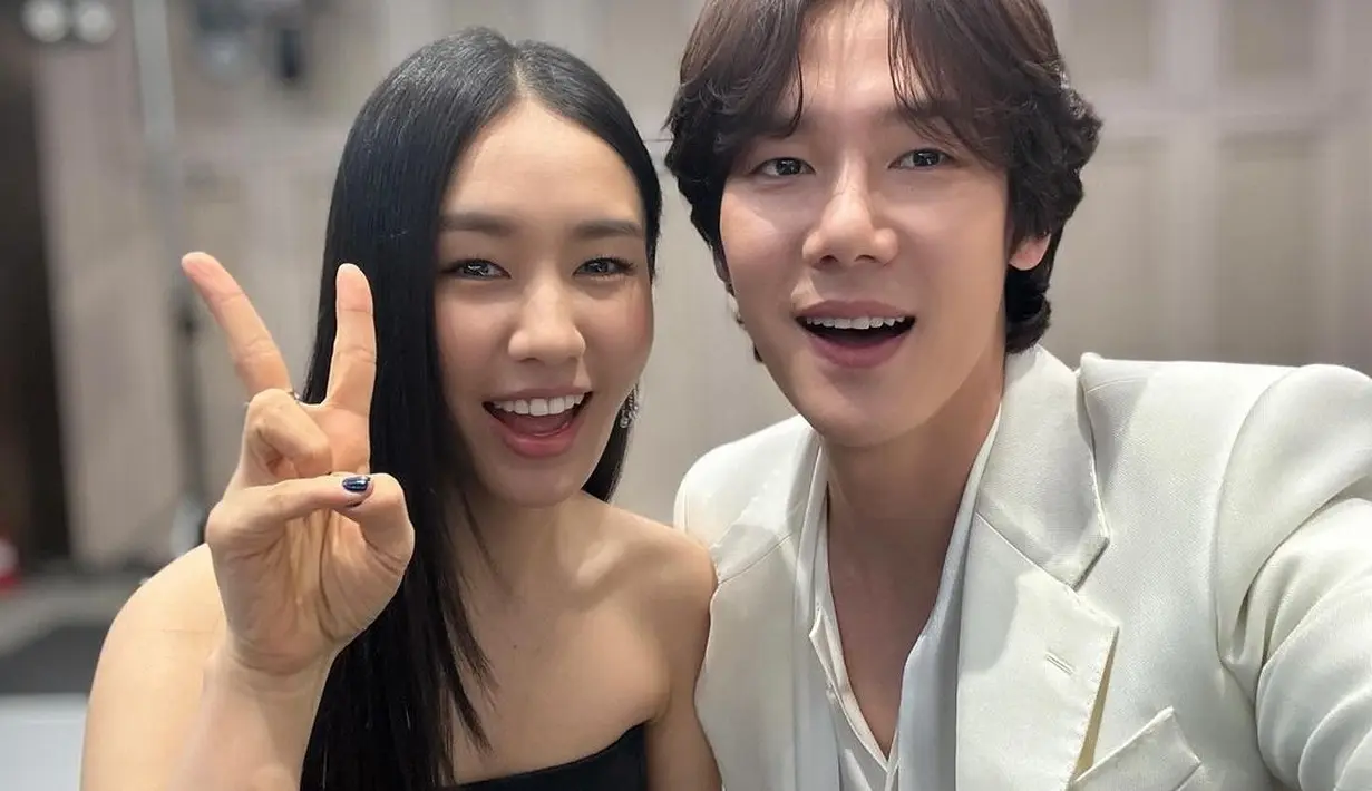 Momen Aktor Aktris Papan Atas Reuni di Baeksang Arts Awards 2024 - Foto Liputan6.com