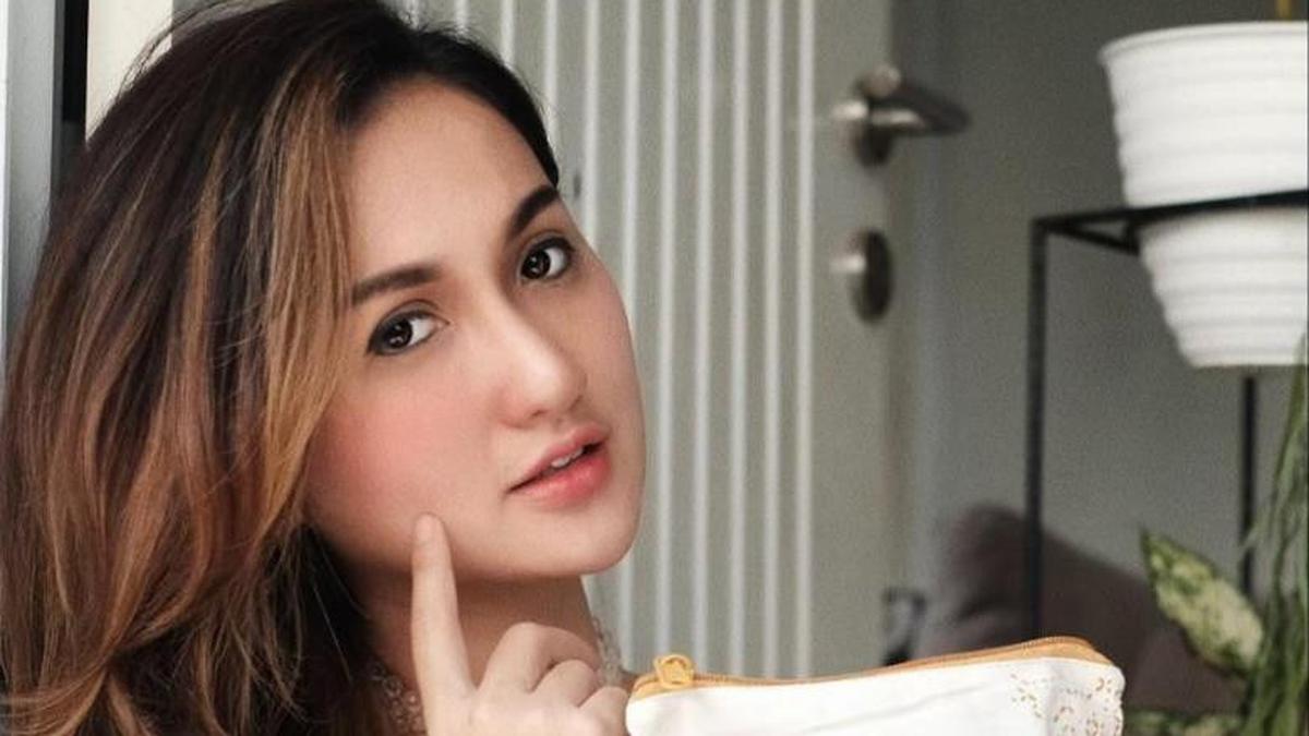 Meski Diterpa Kabar Tak Sedap Helwa Tetap Berdiri Tegak - Lifestyle ...