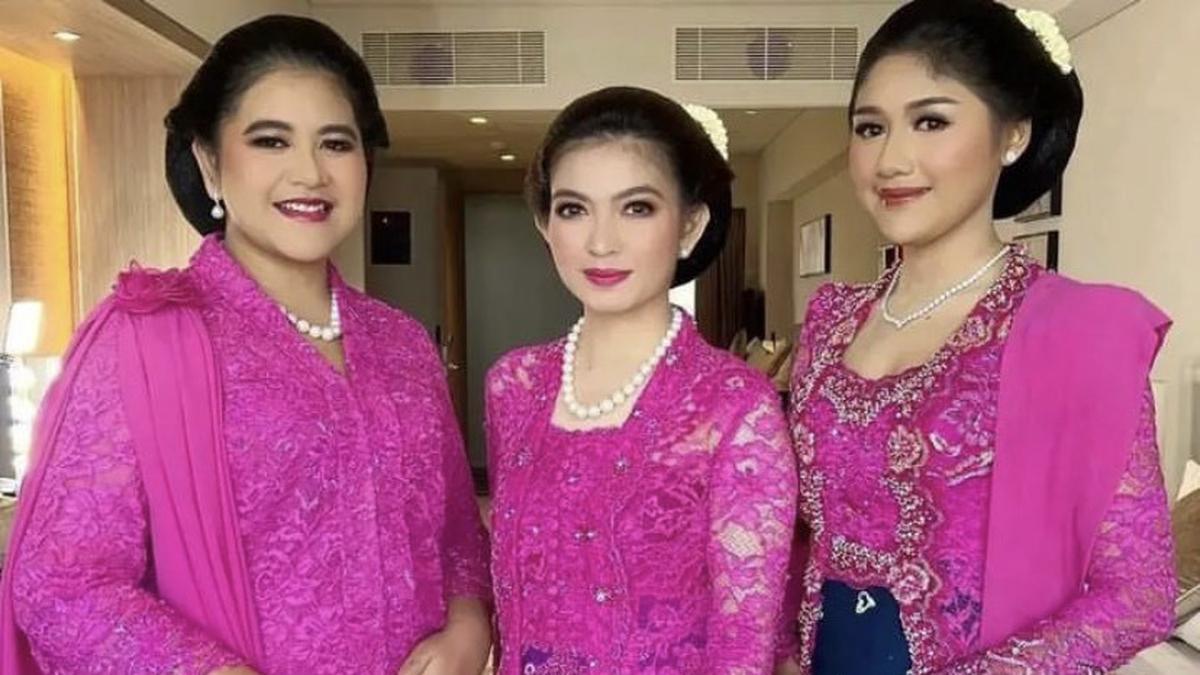 8 Adu Gaya Penampilan Keluarga Jokowi Berkebaya Pink dari Putrinya Kahiyang hingga Kedua ...