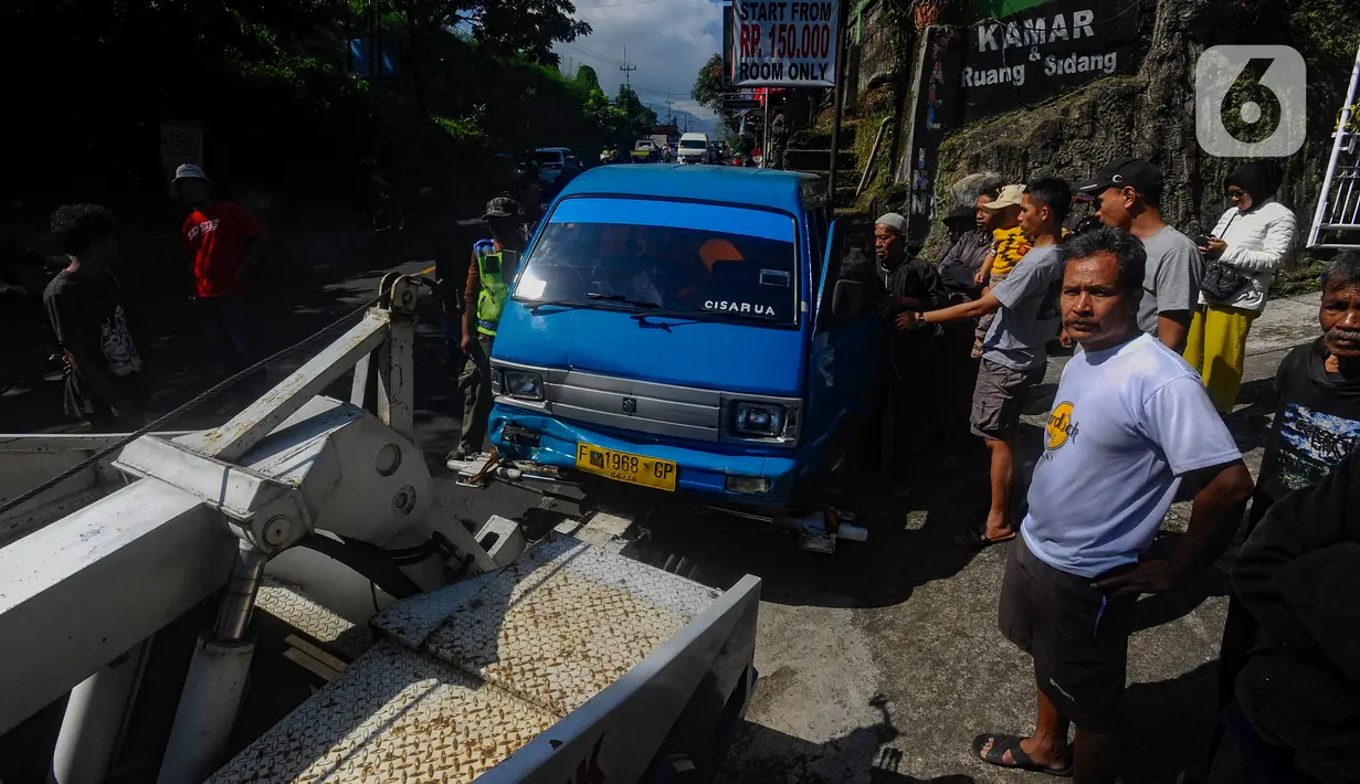 Rem Blong, Bus AKAP Tabrak Angkot di Puncak, Tiga Penumpang Terluka ...