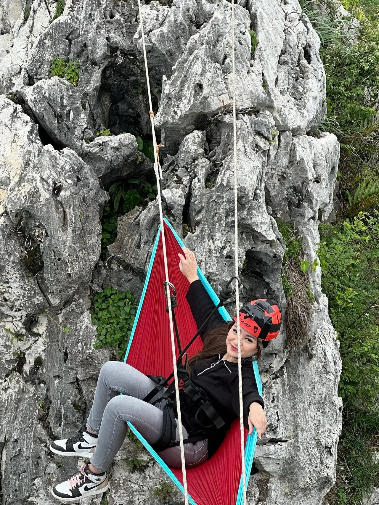 7 Potret Nathalie Holscher Naik Tebing Gunung Hawu, Enggak Takut ...
