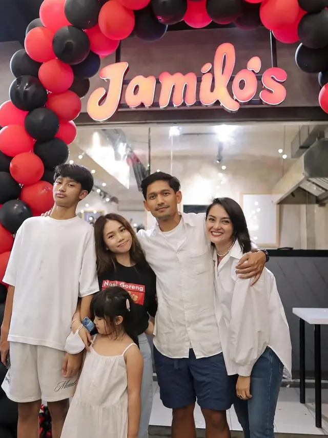 Sudah 18 Tahun, Ini 6 Potret Dhofin Anak Ibnu Jamil Bareng Ayah dan Keluarga Sambungnya - Hot ...