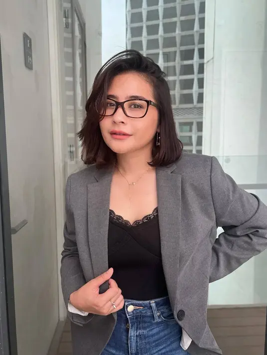 Jadi Dosen, Penampilan Prilly Latuconsina Berkacamata Ini Dipuji Makin ...