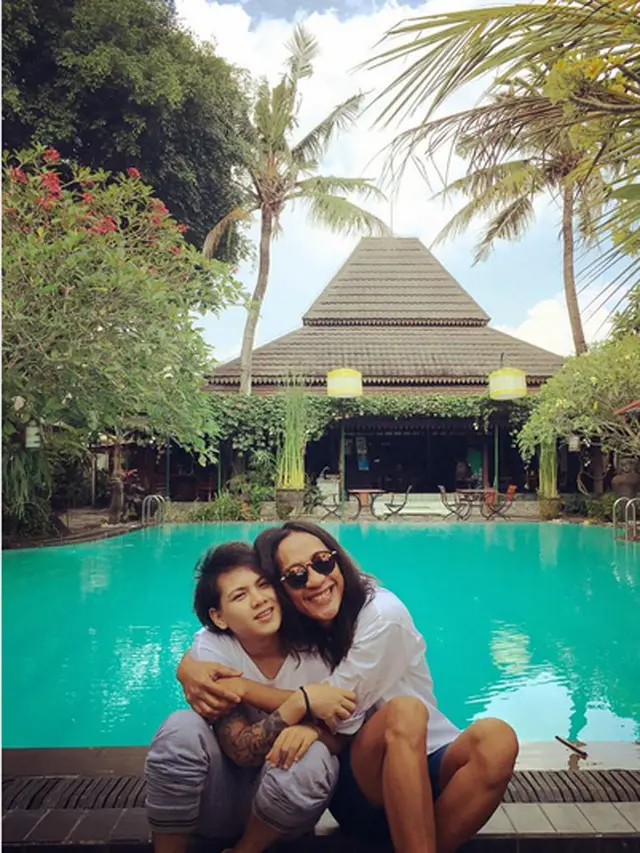 Berpose Liburan di Bali, Istri Aming Diminta Berhenti Merokok - ShowBiz Liputan6.com