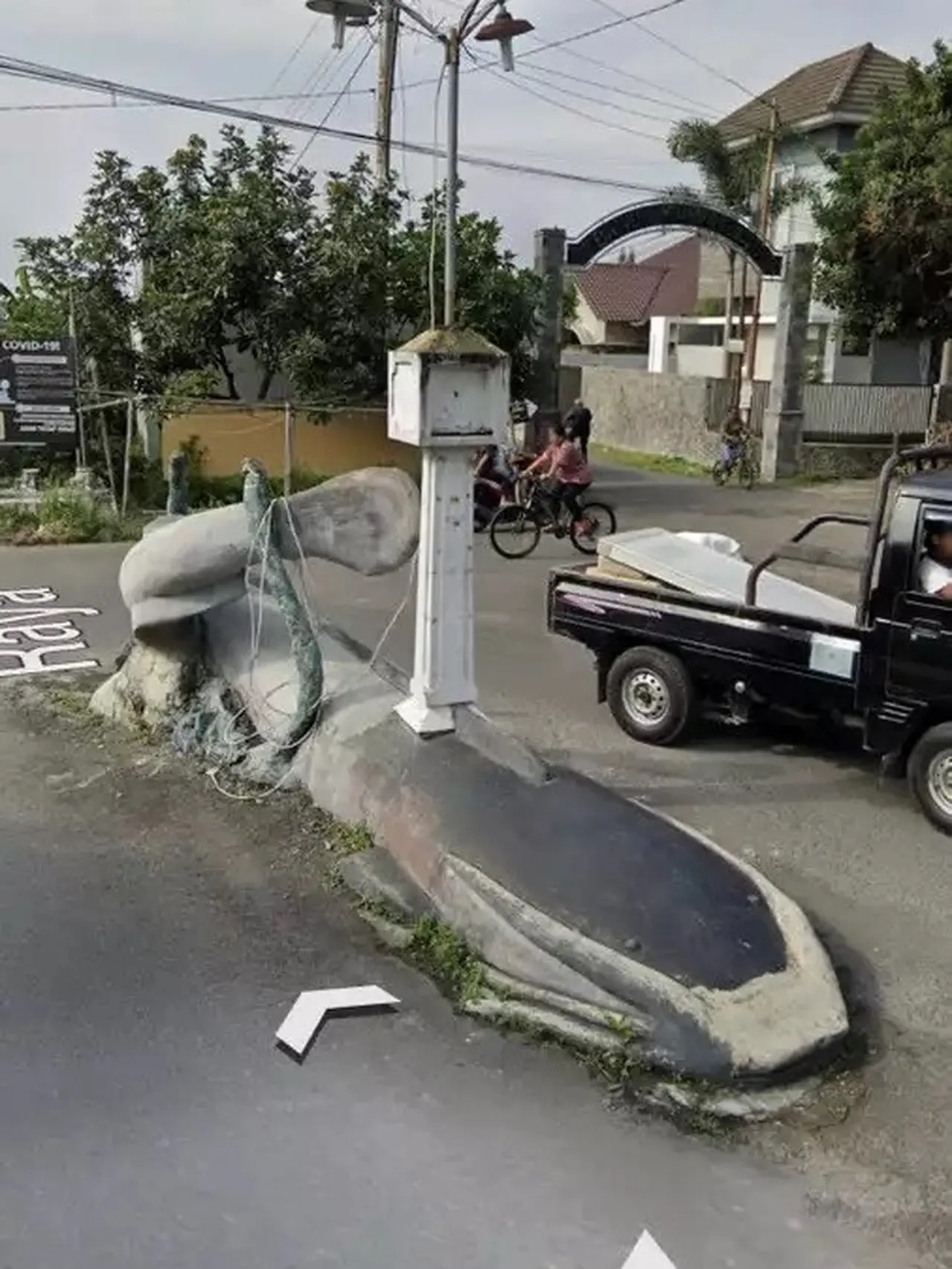 6 Patung di Desa Ini Absurd Banget, Bentuknya Bikin Enggak Habis Pikir ...