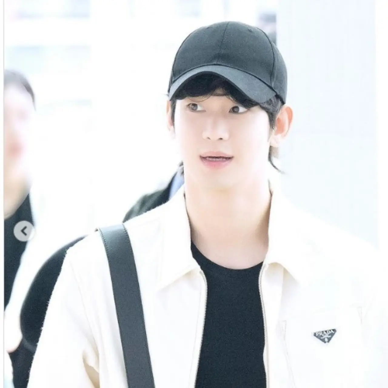 Outfit Bandara Kim Soo Hyun ke Indonesia Buat Fan Meeting, Serba Prada ...