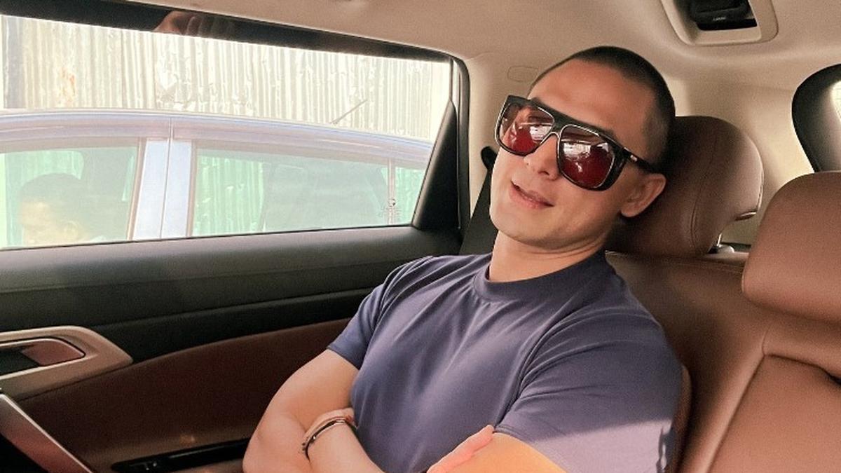 Indra Bruggman yang Semakin Segar, Lihat Sederet Tampilan Terbarunya ...