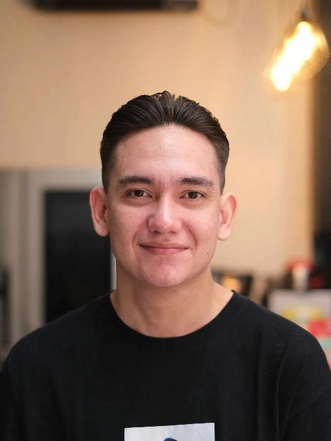 7 Potret Gaya Rambut Adipati Dolken, Tampil Kocak dengan Kuncir Dua ...