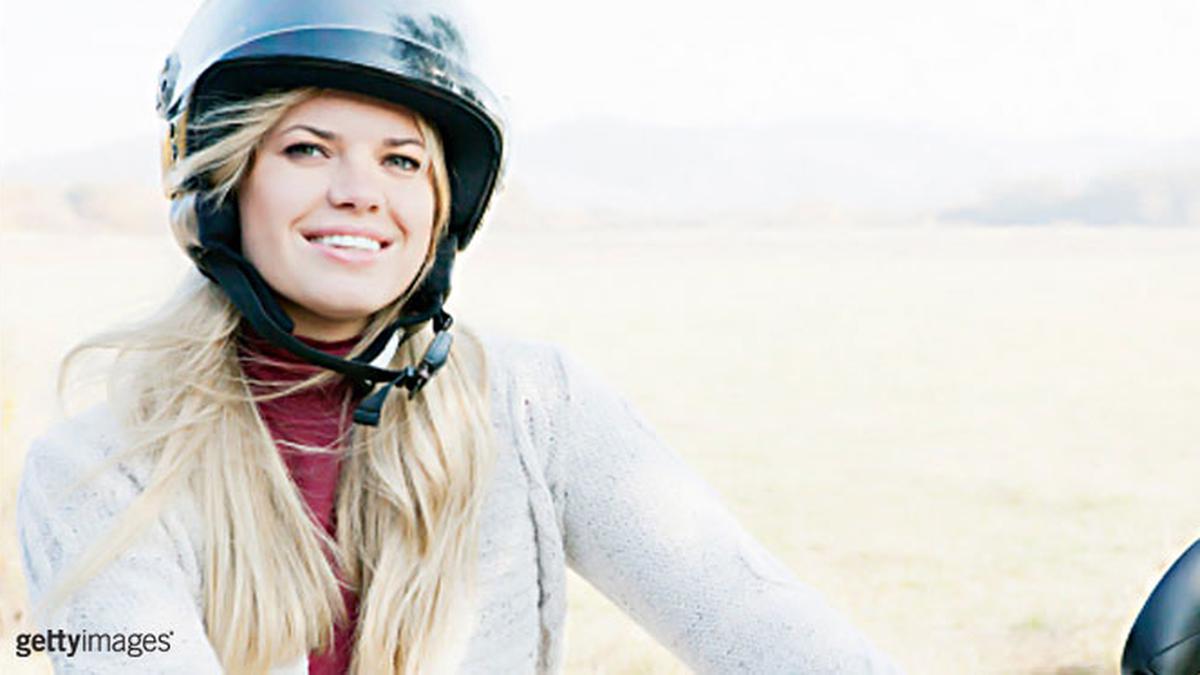 Kiat Pelihara Rambut bagi Pemakai Helm - Health Liputan6.com