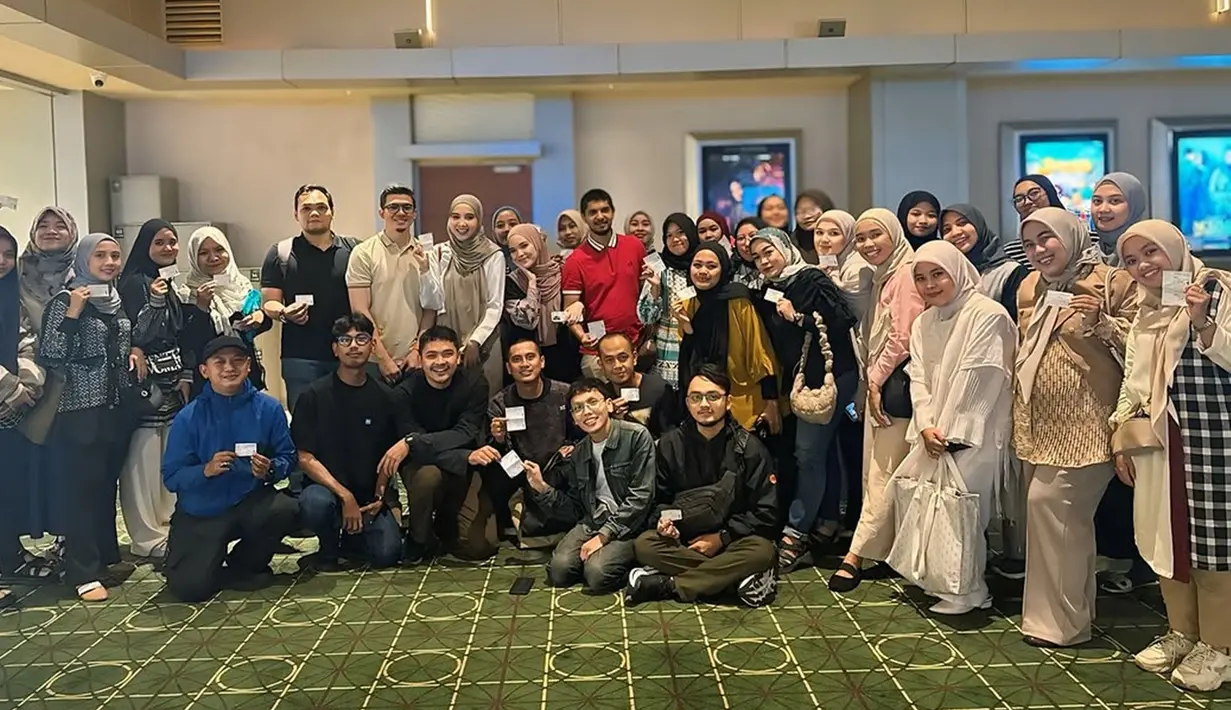 Momen Keseruan Zaskia Sungkar dan Irwansyah Nobar Film Acha Septriasa 'Qodrat 2' - Foto Liputan6.com