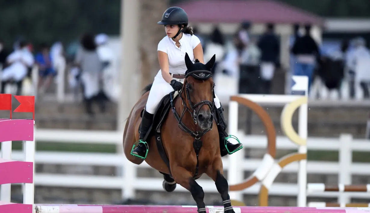 FOTO: Aksi Para Penunggang dalam Kejuaraan Lompat Kuda di Kuwait - Foto ...