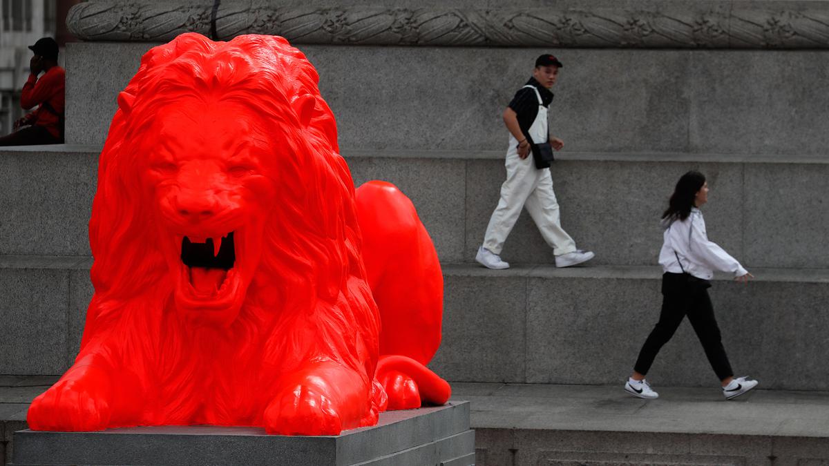 FOTO: Patung Singa Merah Raksasa Jadi Pusat Perhatian Warga London ...
