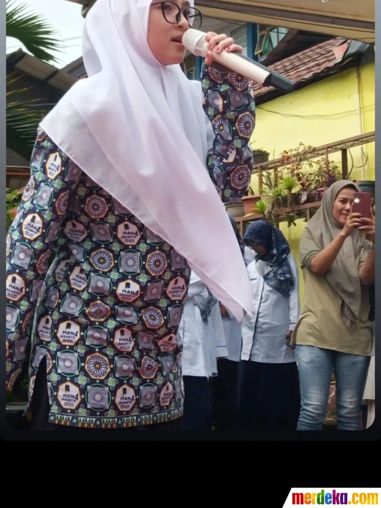6 Potret Nissa Sabyan Berseragam Sekolah saat Tampil di Pensi Madrasah Aliyah Jakarta - ShowBiz ...