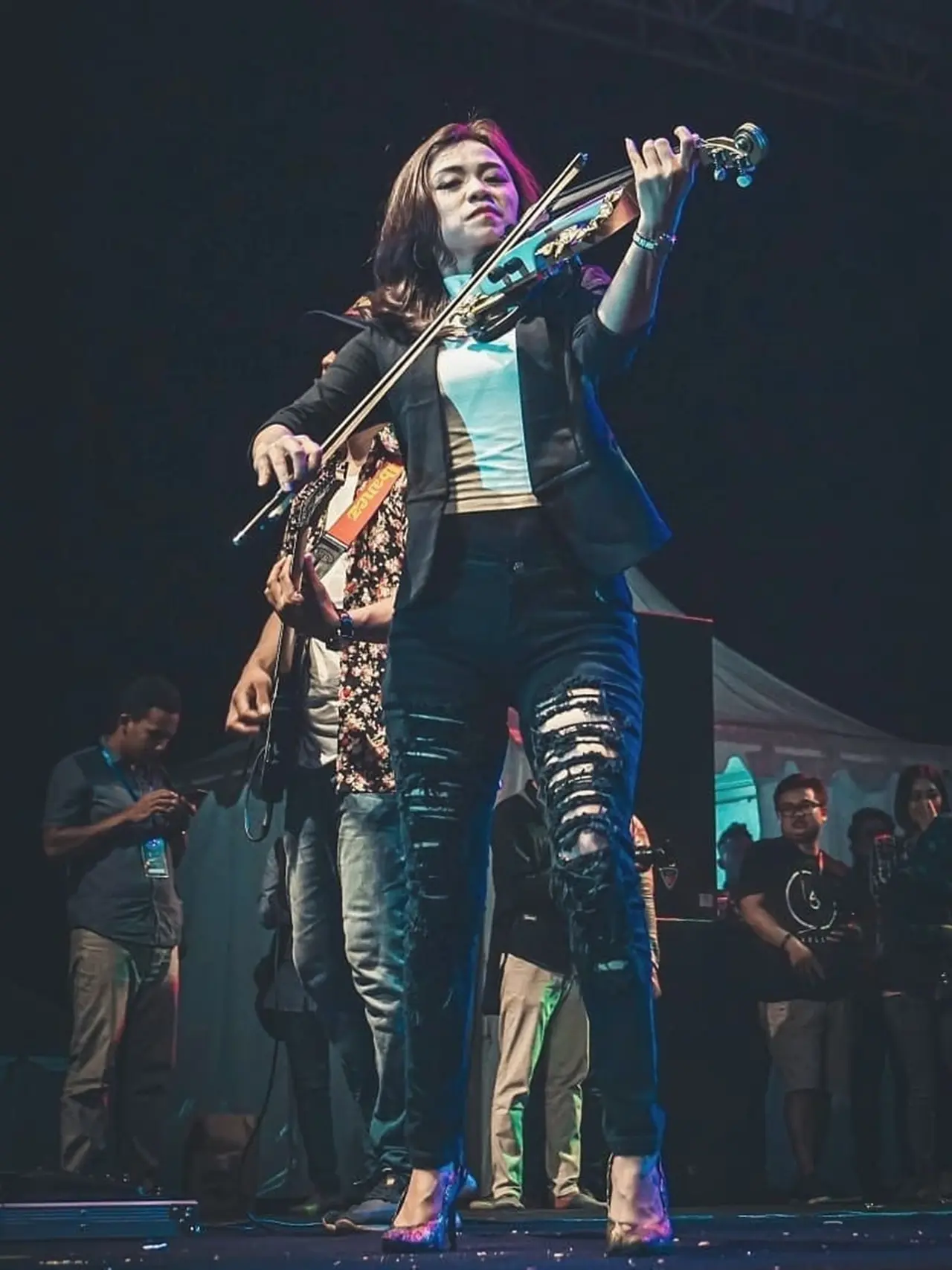 6 Pesona Sandy Ria Ervinna, Pemain Biola Didi Kempot yang Cantik - Hot ...