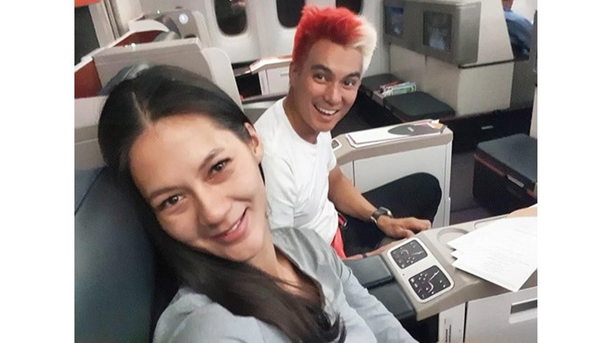 Baim Wong Ajak Istri dan Calon Bayinya Umrah - ShowBiz Liputan6.com
