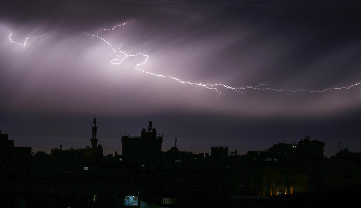FOTO: Kilat Petir Penuhi Langit Gaza - Foto Liputan6.com