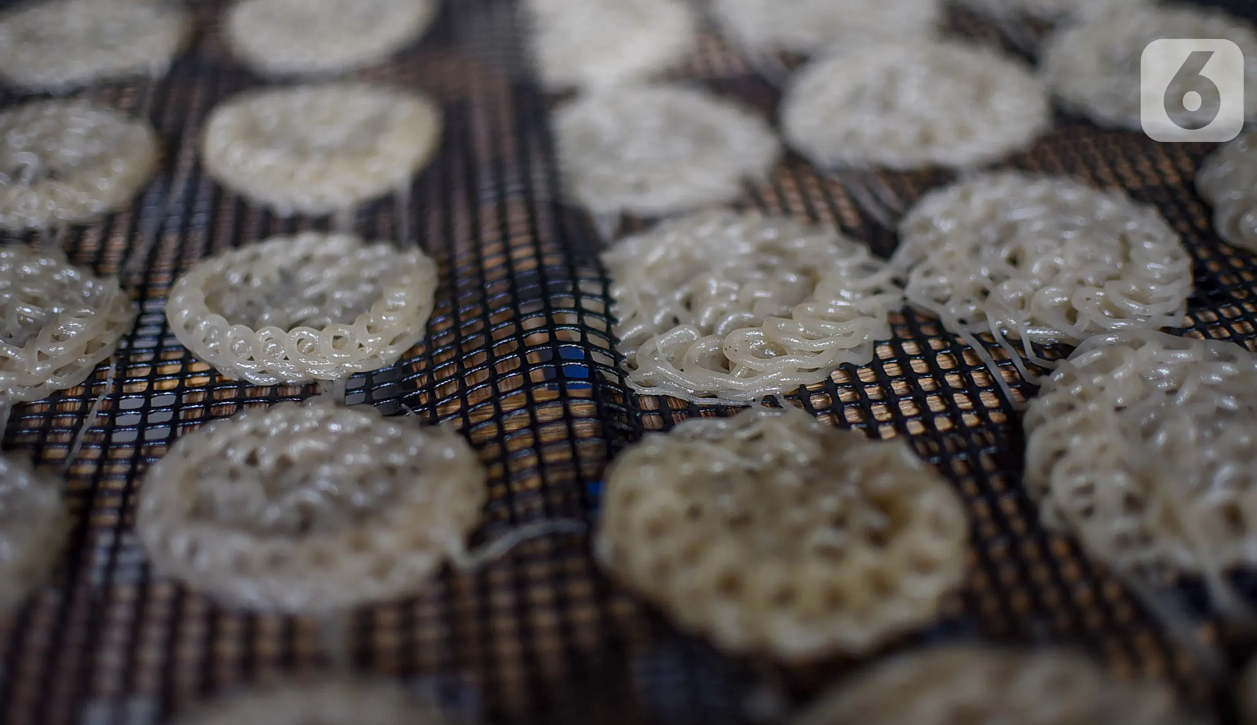 FOTO: Produksi Kerupuk Saat Pandemi Covid-19 - Foto Liputan6.com