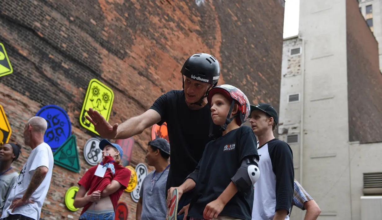 PHOTO: Aksi Skater Legendaris Tony Hawk di Skate Park Rancangannya ...