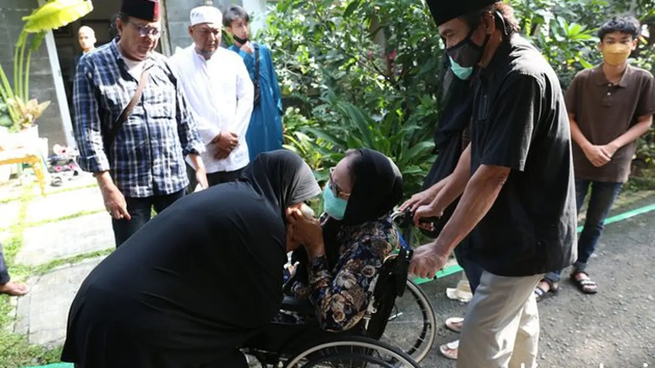 Bersahabat, Ini 6 Momen Histeris Connie Sutedja Takziah ke Rumah Duka ...
