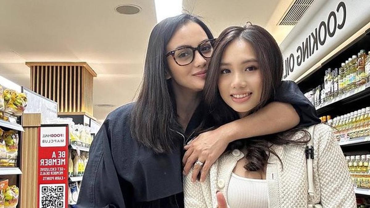 6 Potret Kebersamaan Ririn Ekawati dengan Putri Sulungnya - Entertainment Fimela.com