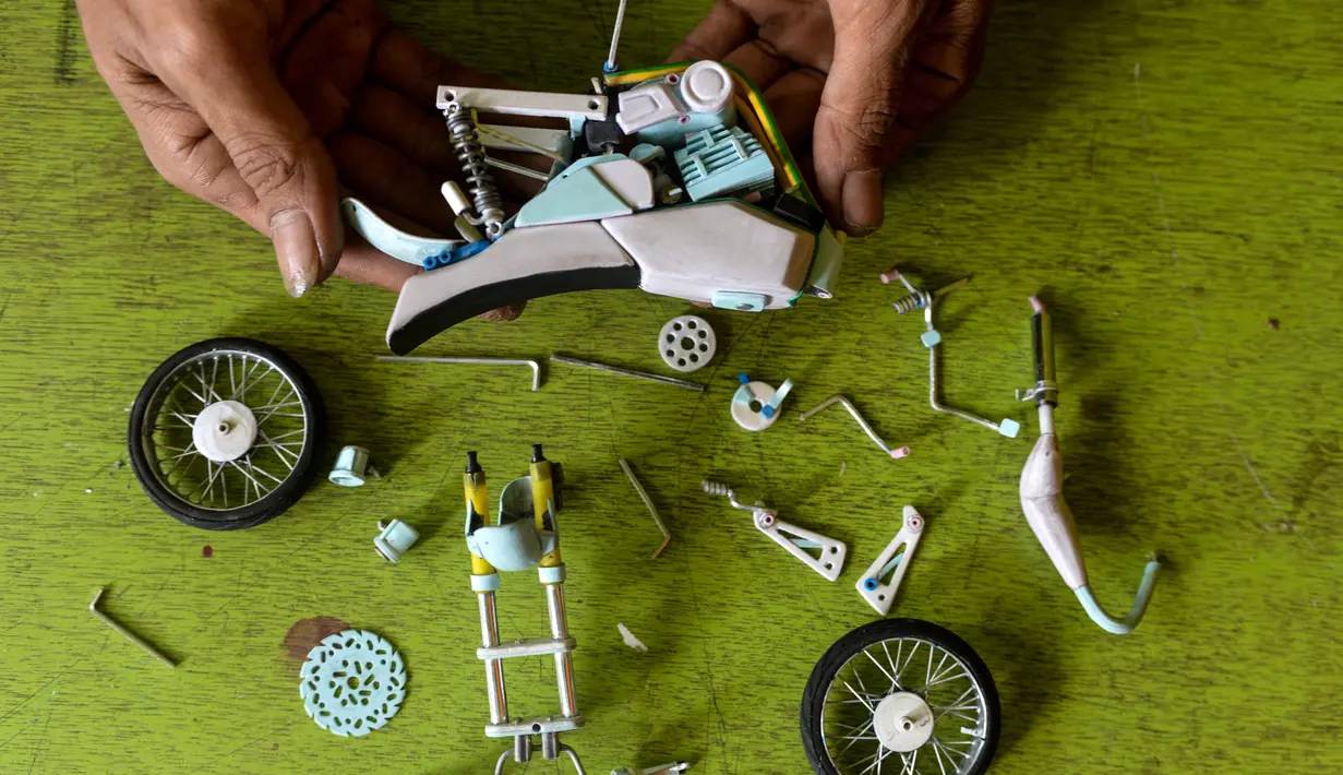 FOTO: Melihat Pembuatan Miniatur Sepeda Motor di Tangerang Selatan ...