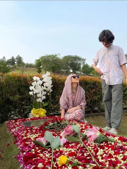 Potret BCL dan Suami Baru Ziarah ke Makam Ashraf Sinclair - Foto ...