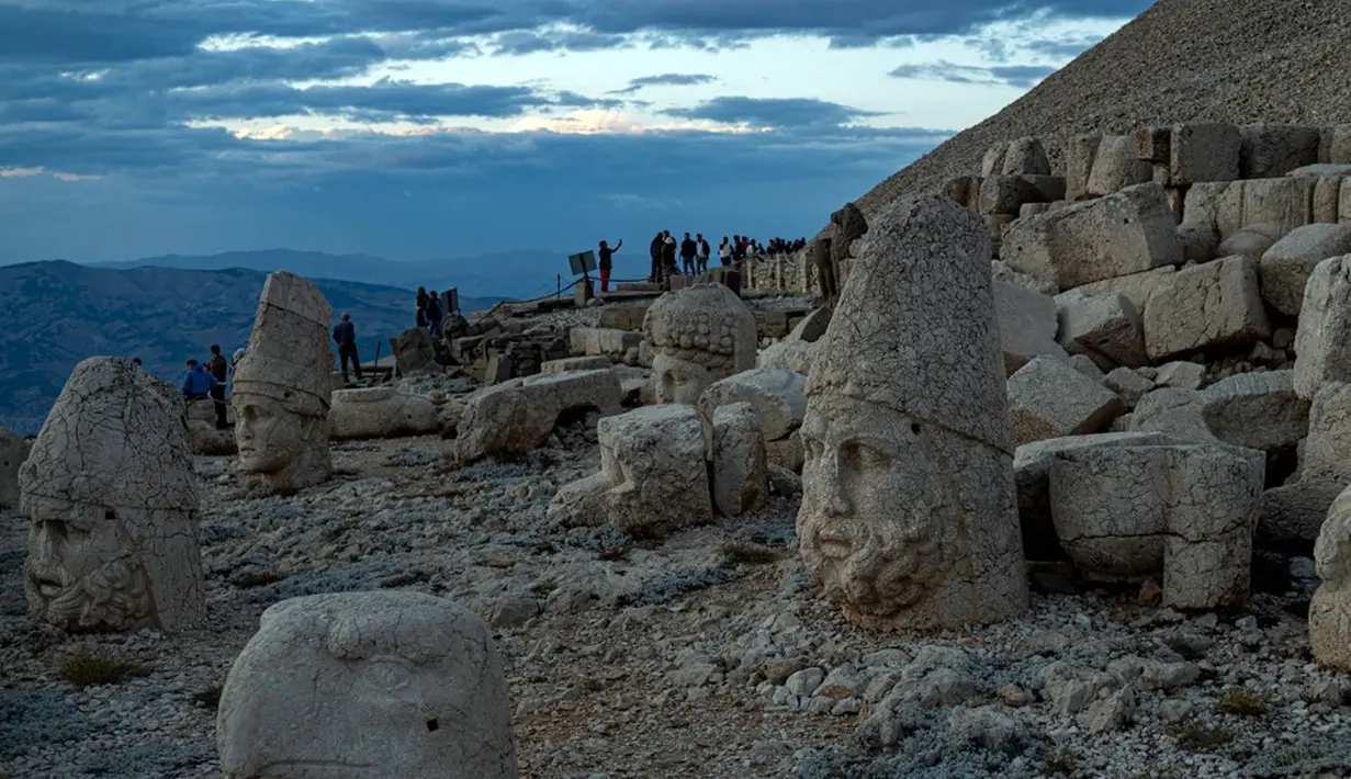 FOTO: Patung Kepala Batu Besar di Situs Arkeologi Gunung Nemrut - Foto ...