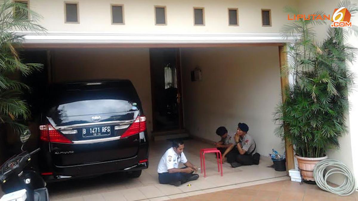 Penggeledahan Rumah Politisi Golkar Dijaga Polisi Bersenjata - News Liputan6.com