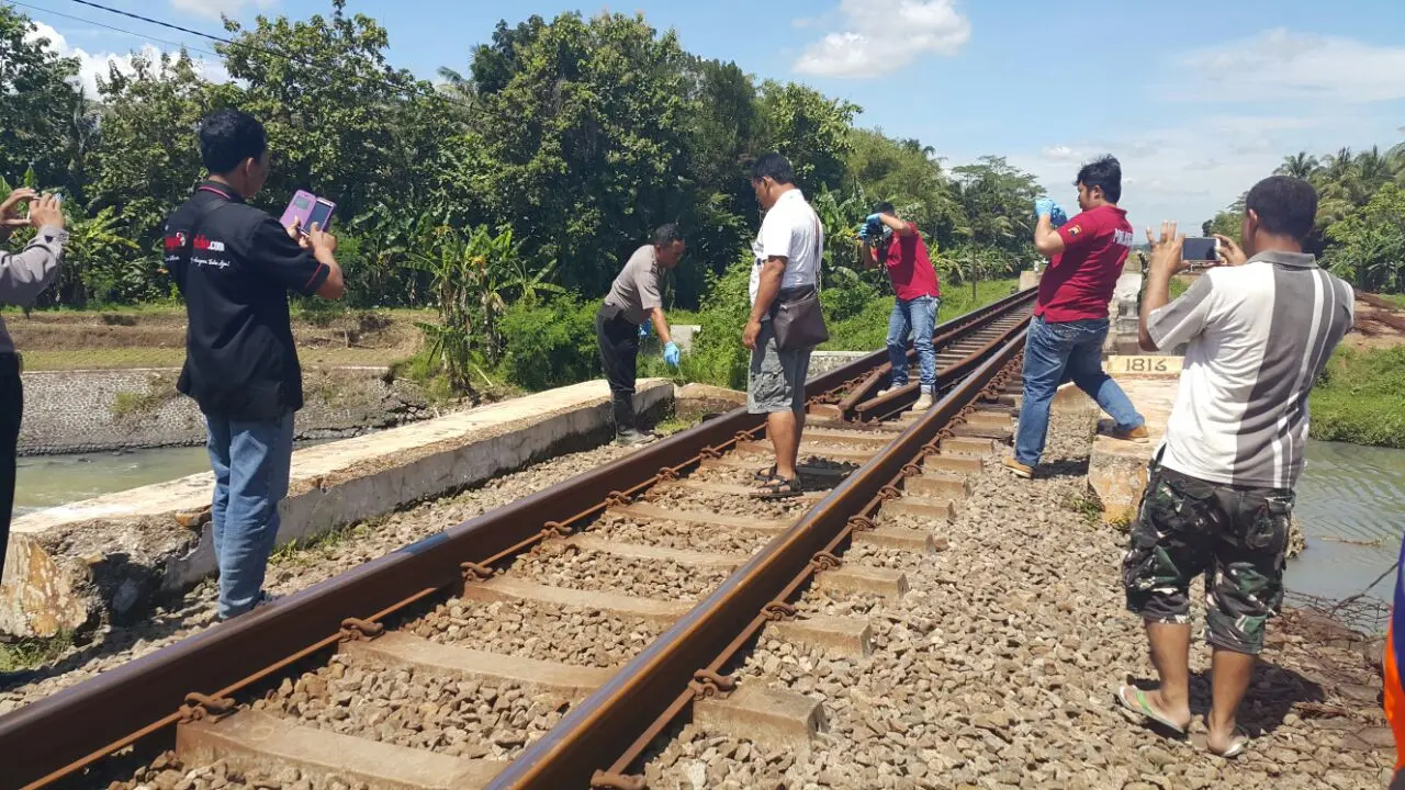 Pekerja Proyek Rel Ganda Tewas Tersambar Kereta - Regional Liputan6.com