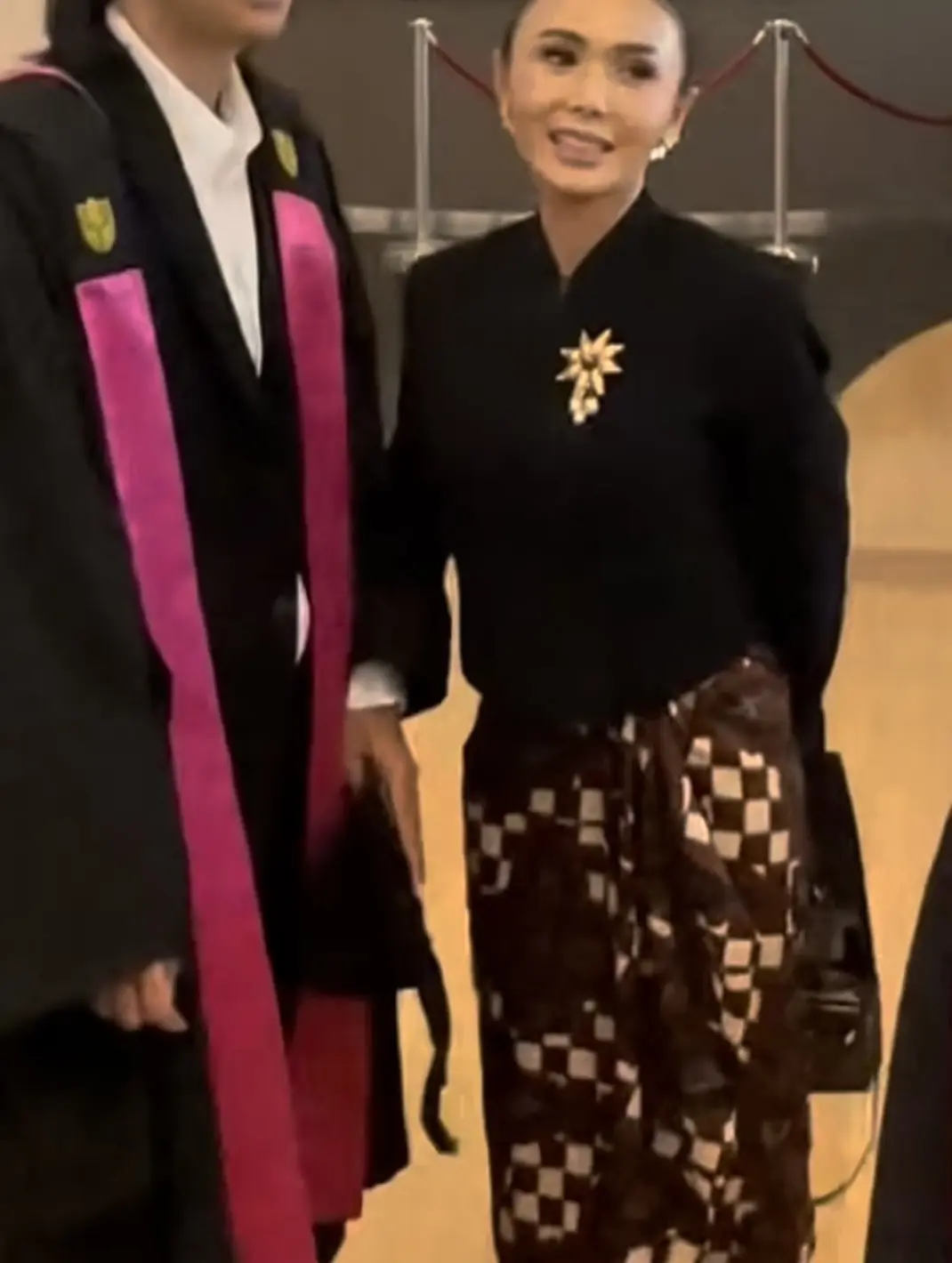 6 Gaya Yuni Shara Bak Perempuan Ningrat Jawa Dibalut Atasan Hitam saat Wisuda Putra Pertamanya ...