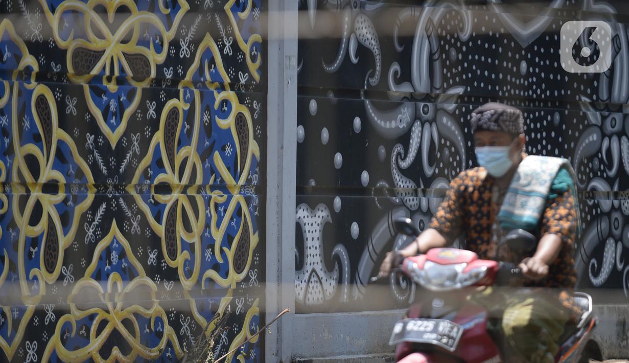 FOTO: Mengintip Proses Pembuatan Batik Kembang Mayang - Foto Liputan6.com