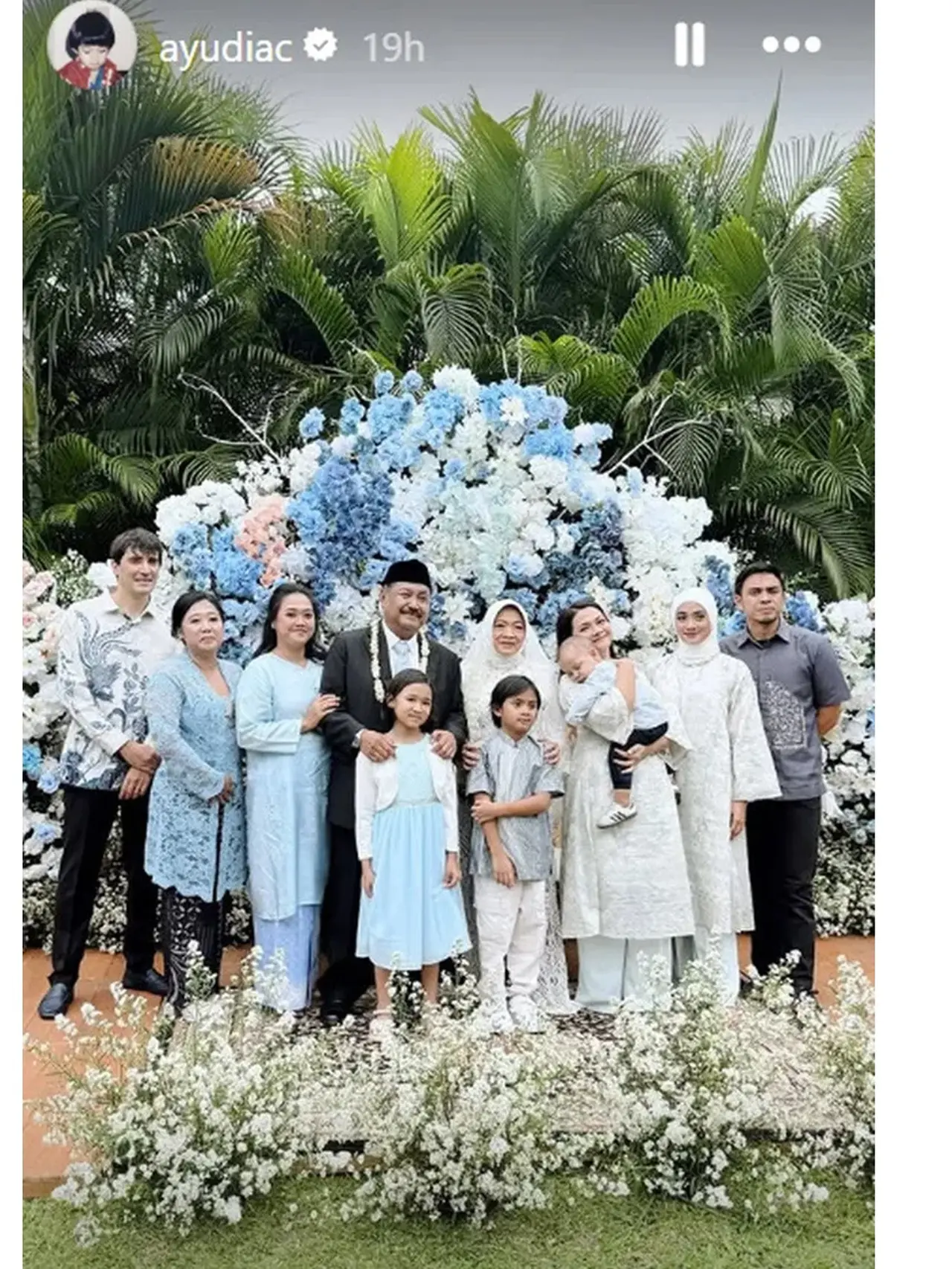 5 Potret Ayudia Bing Slamet Pakai Tunik Putih Bermotif di Pernikahan ...