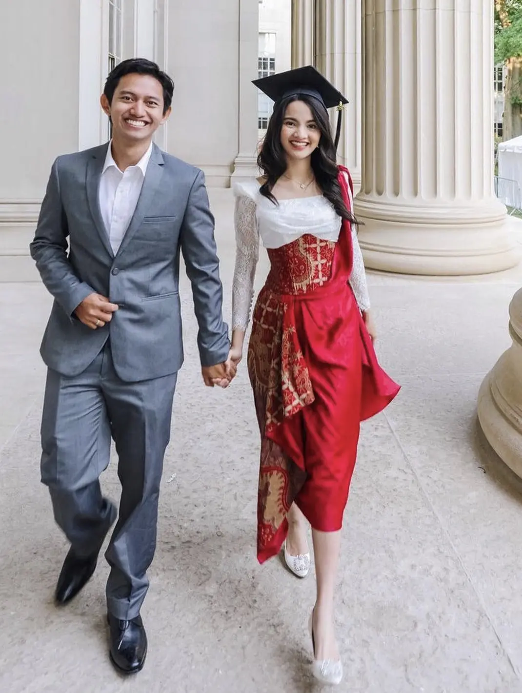 6 Penampilan Sabrina Anggraini Istri Bos Ruang Guru saat Wisuda S2 di ...