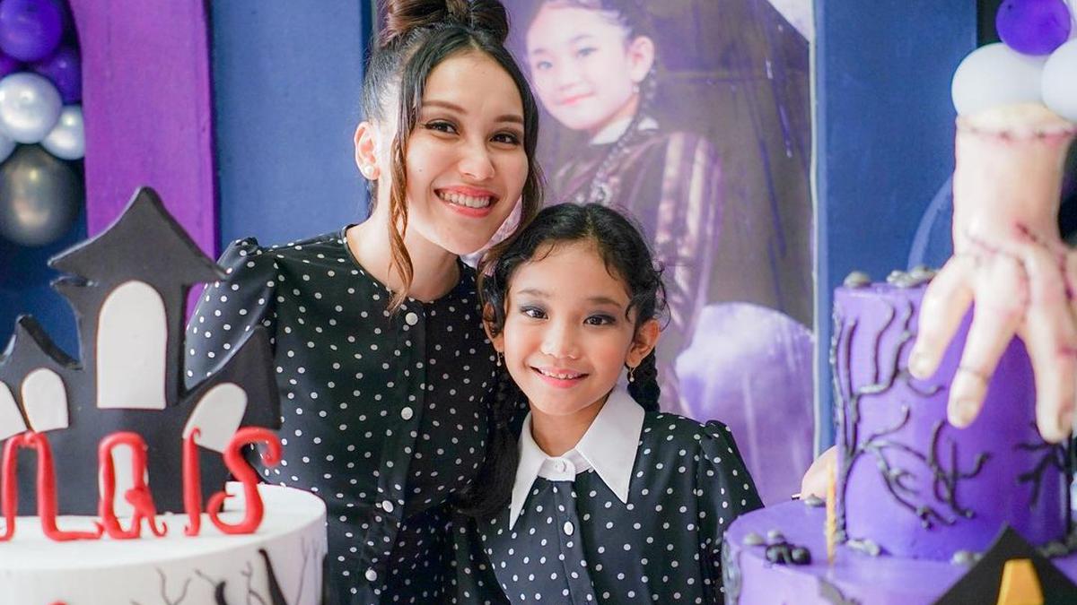 6 Potret Gaya Ayu Ting Ting Rayakan Ultah Buah Hati, Kompak Dandan ala ...