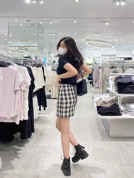 FOTO: Gaya Alin Fauziah Pakai Outfit Hitam, Menawan - Foto Liputan6.com