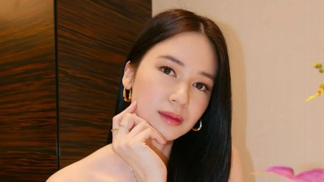 5 Pesona Elegan Laura Basuki dalam Potret Terbaru, Tampilkan Visual ...