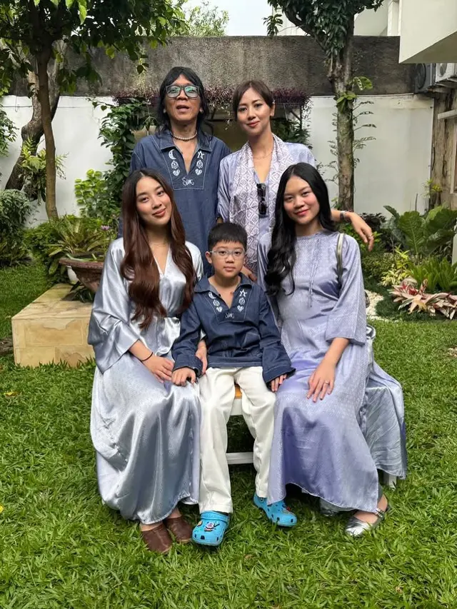 6 Potret Penampilan Keluarga Bimbim di Momen Lebaran, Kehadiran Anggota Slank - Hot Liputan6.com