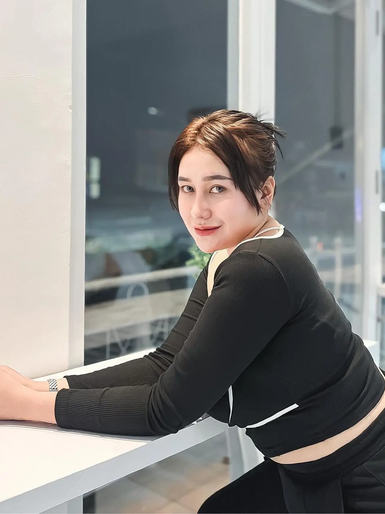 Mengenal Andita Putri Bernades, Owner Salon Kuku yang Sukses Setara ...