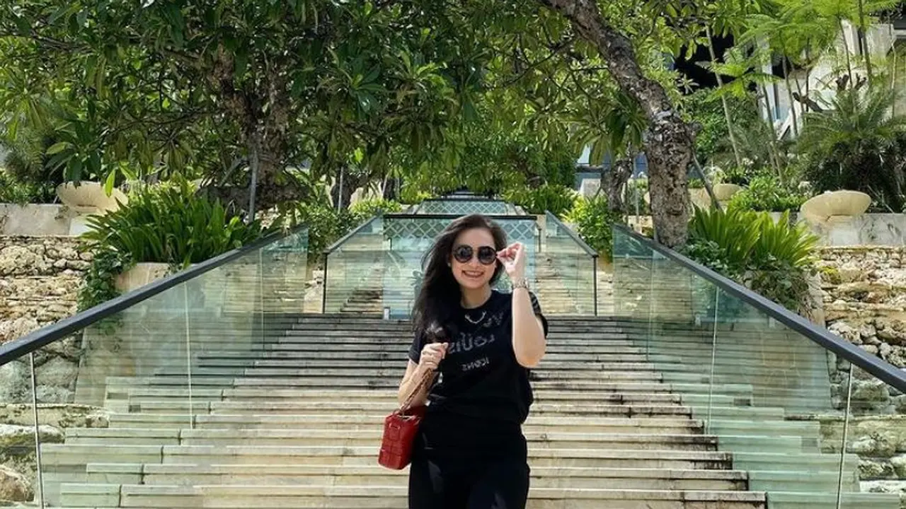 Lama Vakum, Ini 6 Potret Terkini Christy Jusung Tampil Memesona Pakai Kacamata - ShowBiz ...