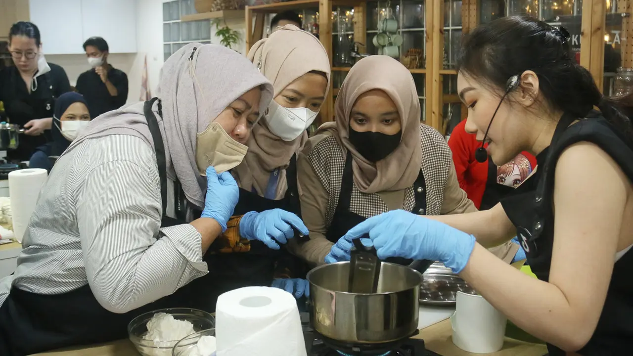 Rayakan Year on TikTok 2022, Angela Rusmin Bongkar Rahasia Bikin Kue Pecahan Kaca - Lifestyle ...