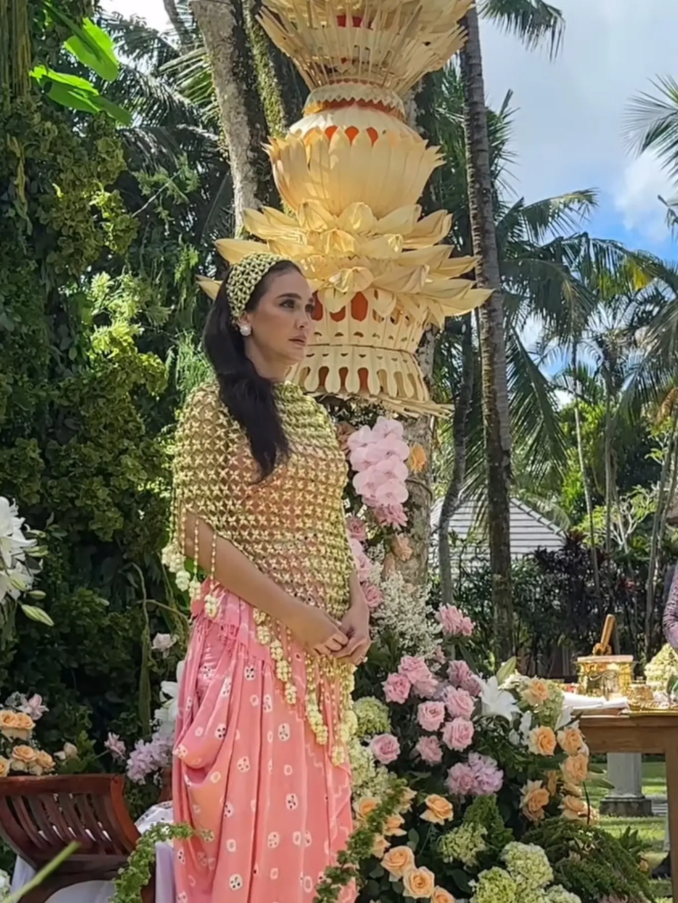 Pesona Luna Maya Dibalut Kebaya dan Ronce Melati saat Prosesi Siraman ...
