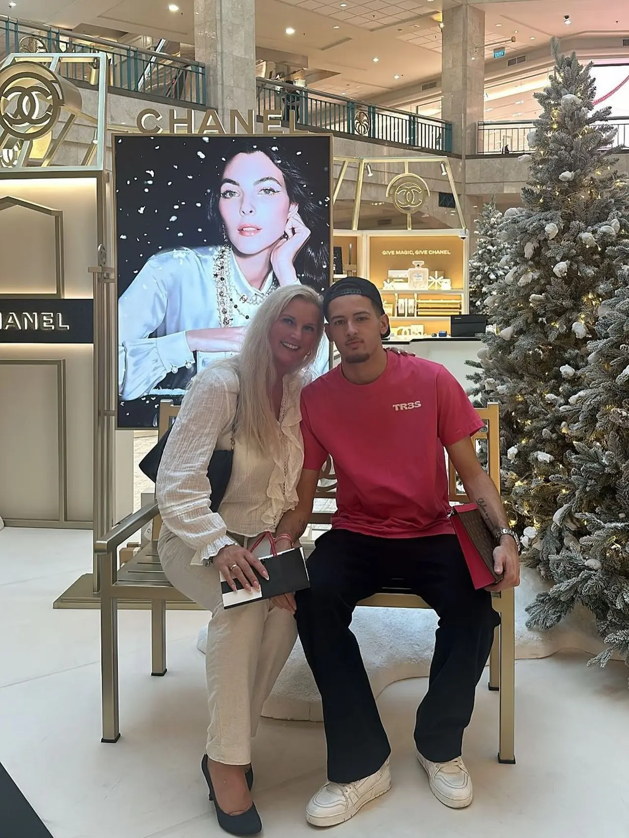 6 Potret Justin Hubner Bareng Ibunda, Sang Ibu Disebut Mirip Taylor ...