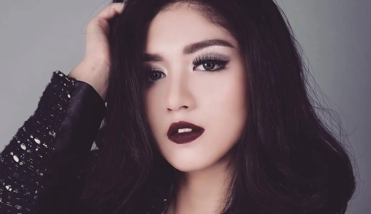 FOTO: Gaya Ochi Rosdiana dengan Makeup Tebal, Memesona - Foto Liputan6.com