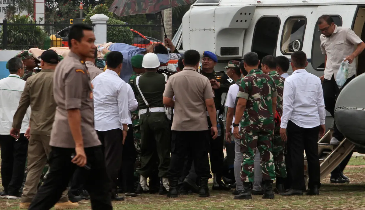 FOTO: Detik-Detik Wiranto Dibawa ke RSPAD Pakai Helikopter - Foto ...