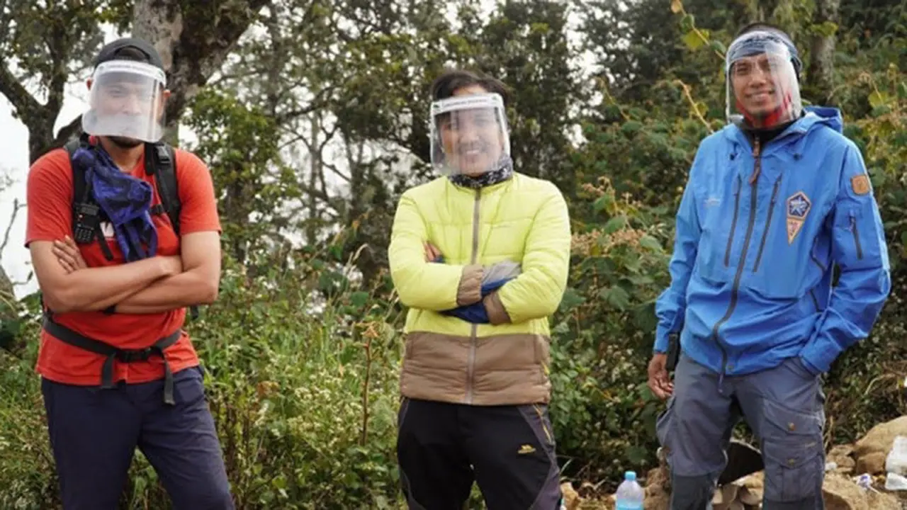 Potret Pendaki Pakai Face Shield Saat Naik Gunung di Era New Normal ...