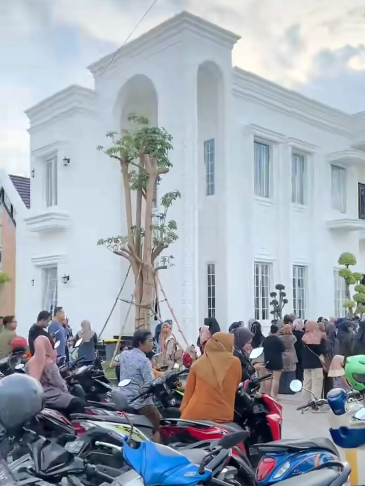 10 Potret Rumah Angel Tacik Viral Bak Istana di Tengah Kampung, Mepet ...