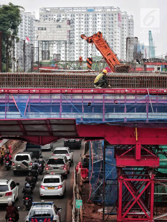 FOTO: Menengok Progres Pembangunan Stasiun LRT Cawang - Foto Liputan6.com