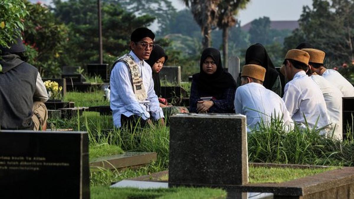 Pengertian Ziarah Kubur, Dalil, hingga Hukumnya bagi Muslimah - Islami ...